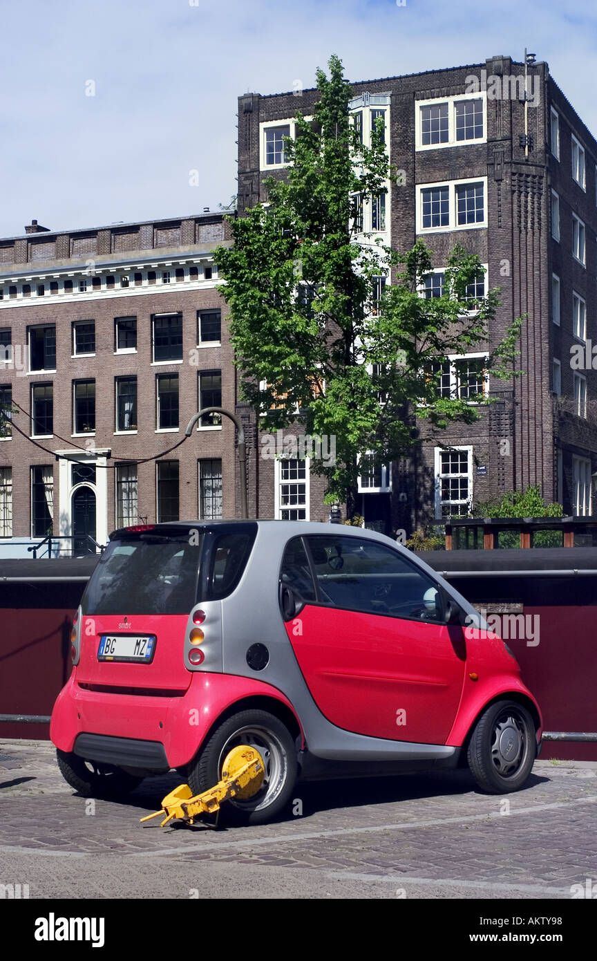 Smart car small parking space hi-res stock photography and images - Alamy