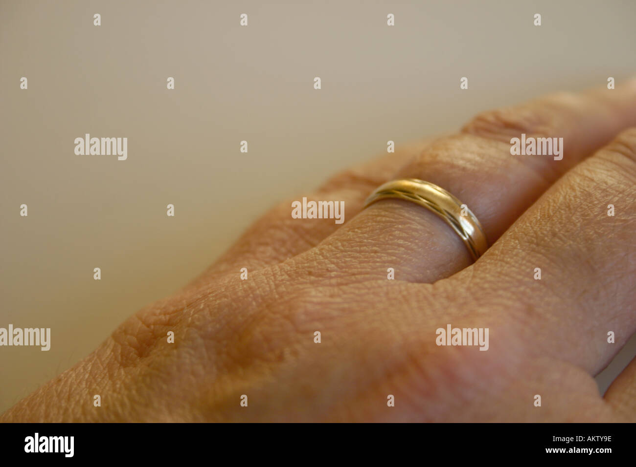 Hand with gold wedding ring Stock Photo - Alamy