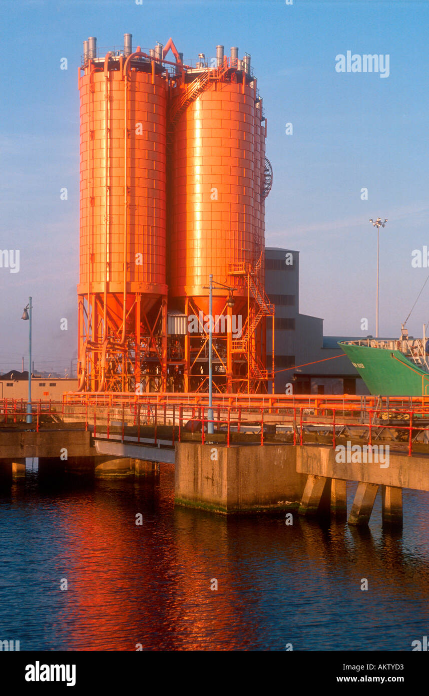 Cement docks hi-res stock photography and images - Alamy