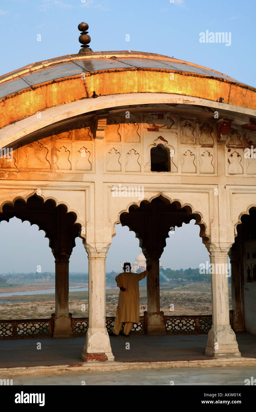 INDIA UTTAR PRADESH TAJ MAHAL MUSLIM MAN LOOKING AT TAJ Stock Photo - Alamy