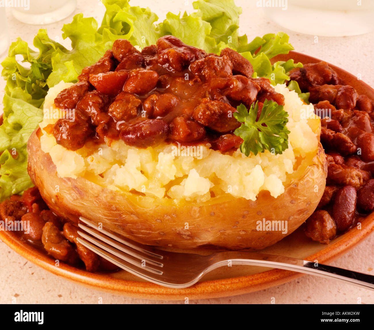 BAKED POTATO WITH CHILLI CON CARNE Stock Photo - Alamy