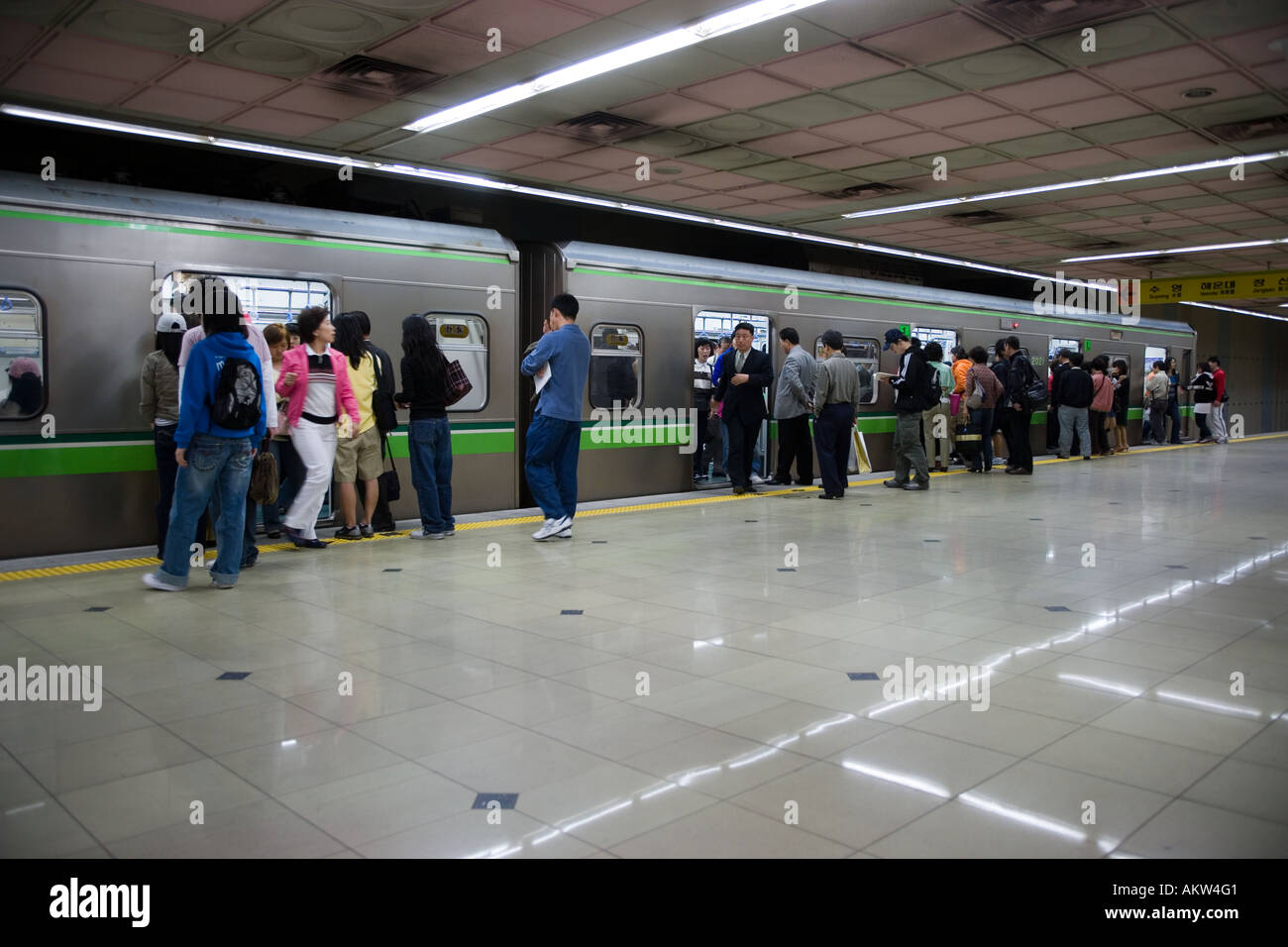 Korean metro system hi-res stock photography and images - Alamy