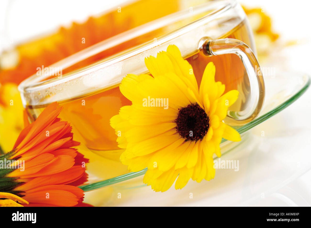 Marigold flower arrangements hi-res stock photography and images - Alamy