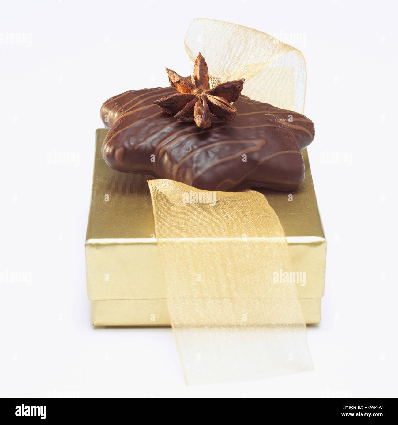 Gingerbread on Christmas present, close-up Stock Photo - Alamy