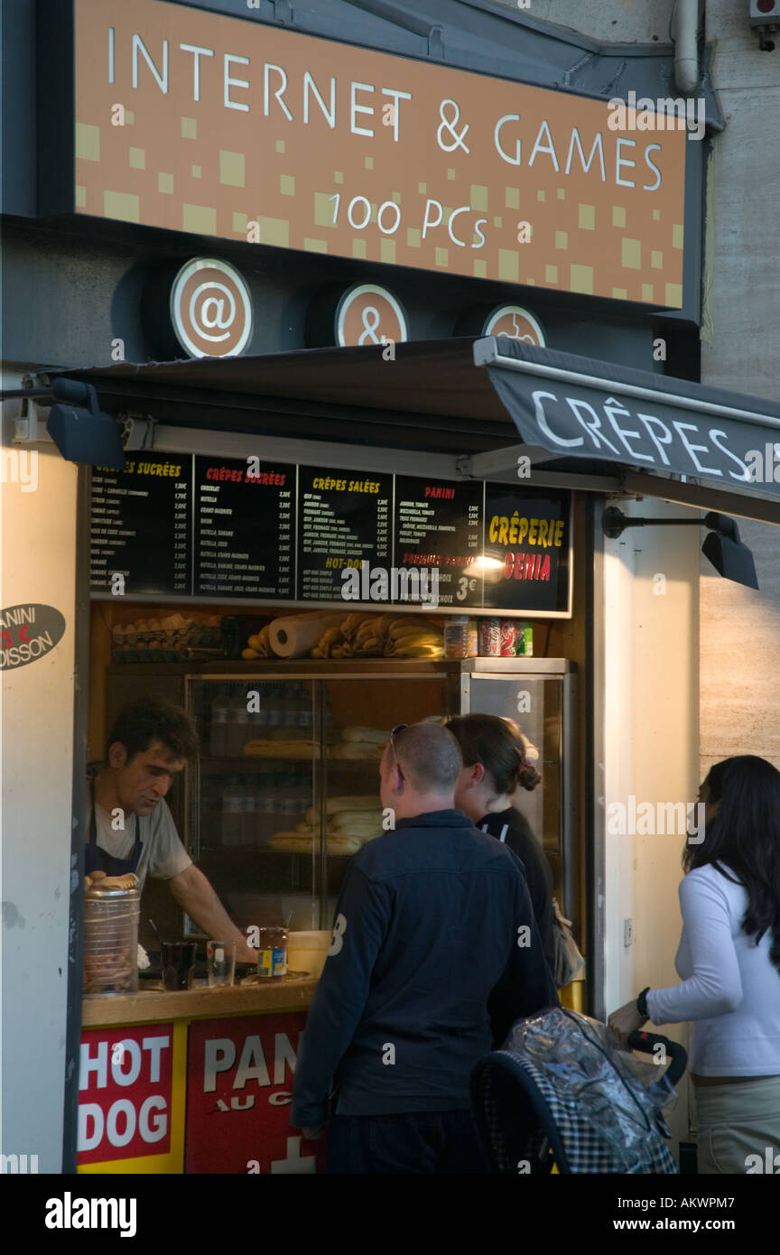 Cyber cafe france hi-res stock photography and images - Alamy