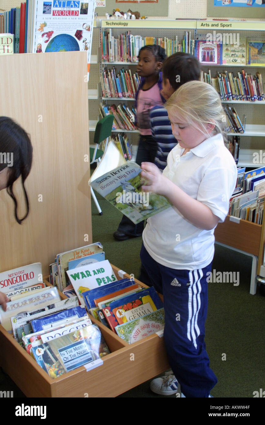 Library interior uk children hi-res stock photography and images - Alamy