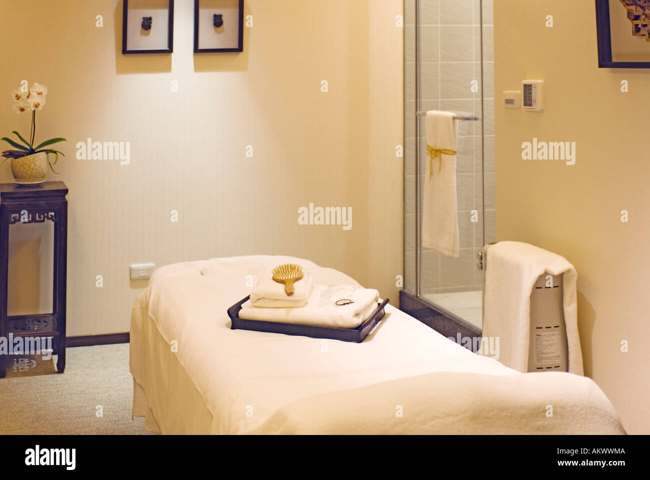 Empty massage room in spa hi-res stock photography and images - Alamy