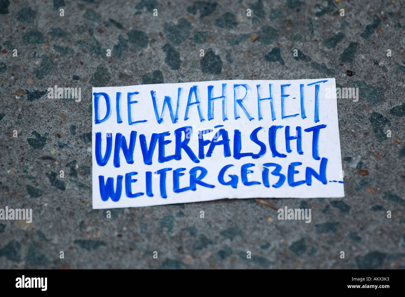 Paper slip hi-res stock photography and images - Alamy