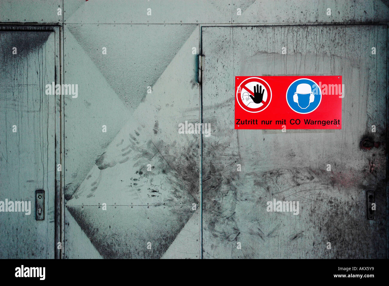 Red sign: access only with CO detector Stock Photo - Alamy
