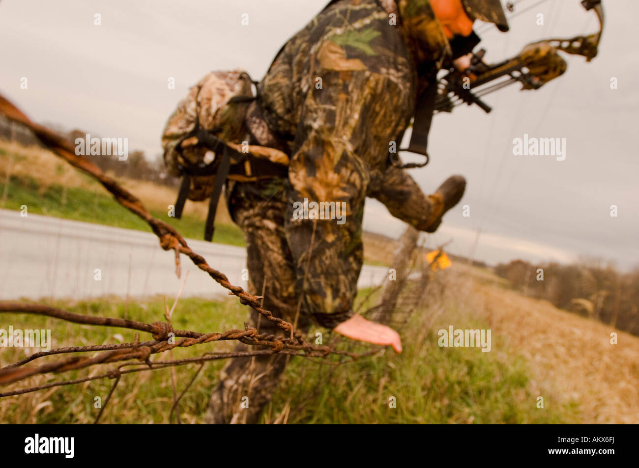 Bow hunt fence hi-res stock photography and images - Alamy
