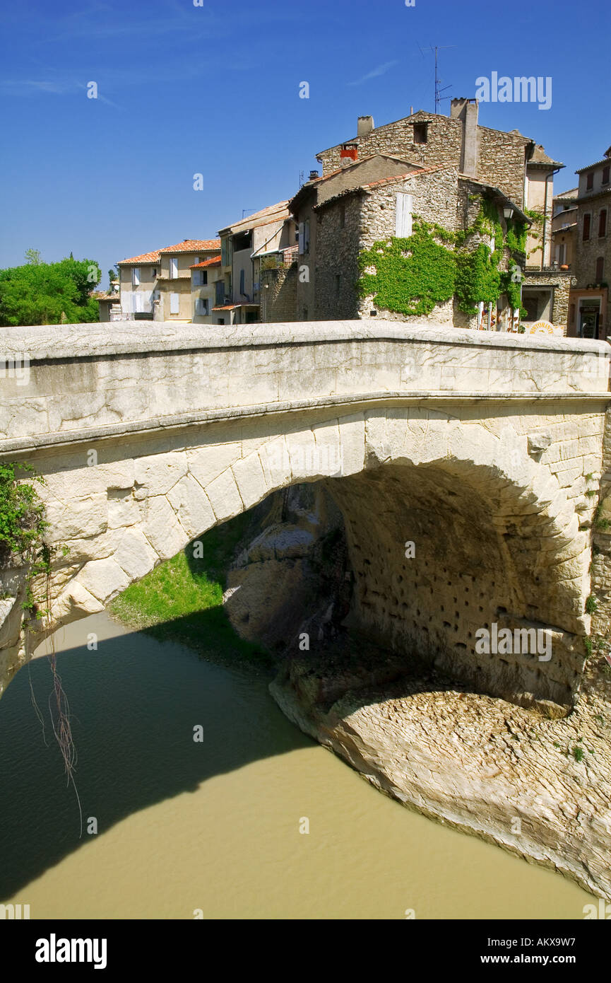 Roman bridge - Vaison-La-Romaine - Vaucluse - Provence - France Stock ...