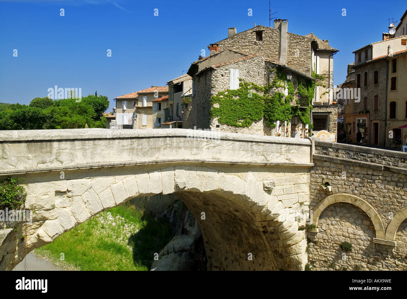 Roman bridge - Vaison-La-Romaine - Vaucluse - Provence - France Stock ...