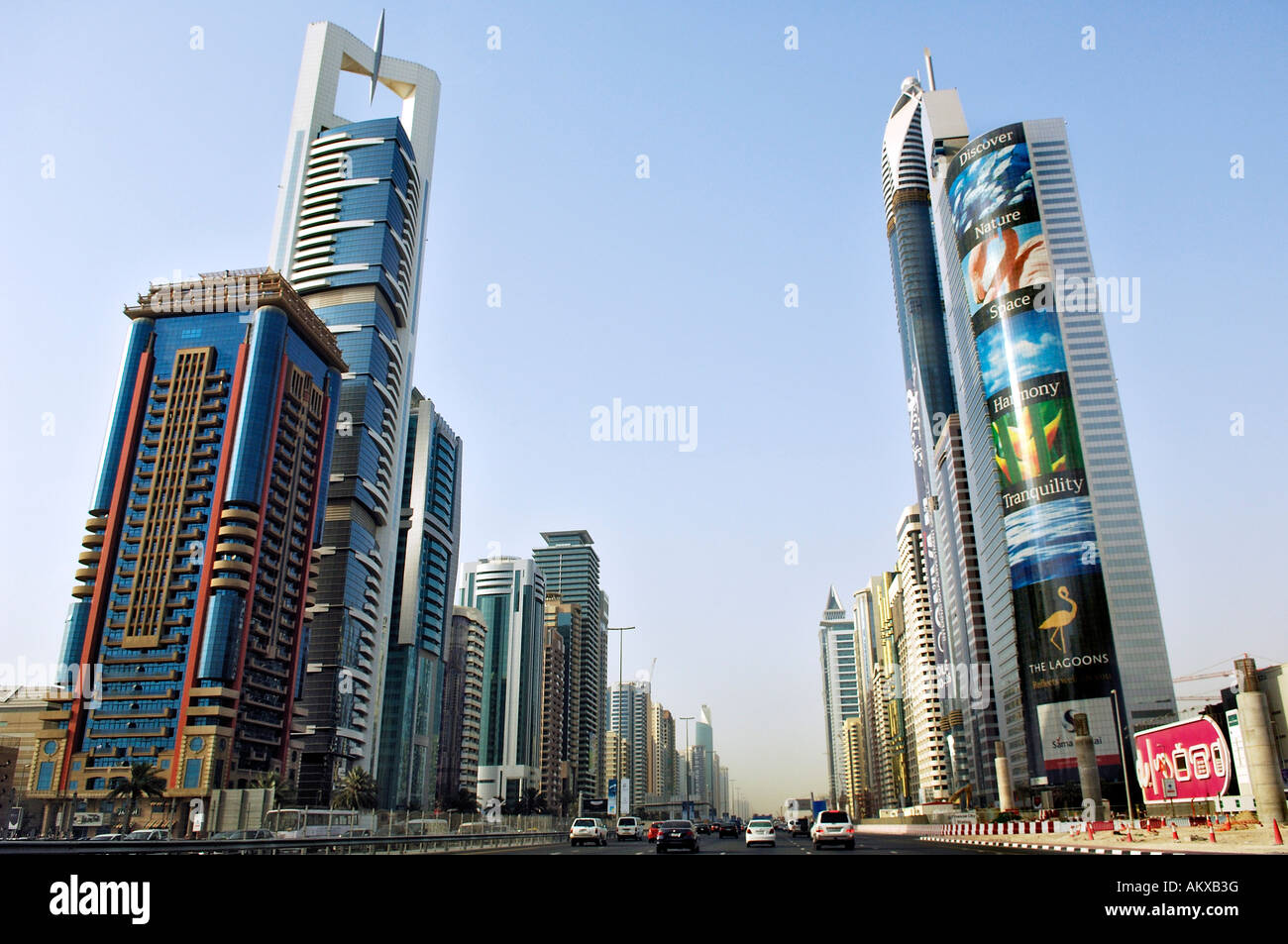 Neue dubai skyline hi-res stock photography and images - Alamy