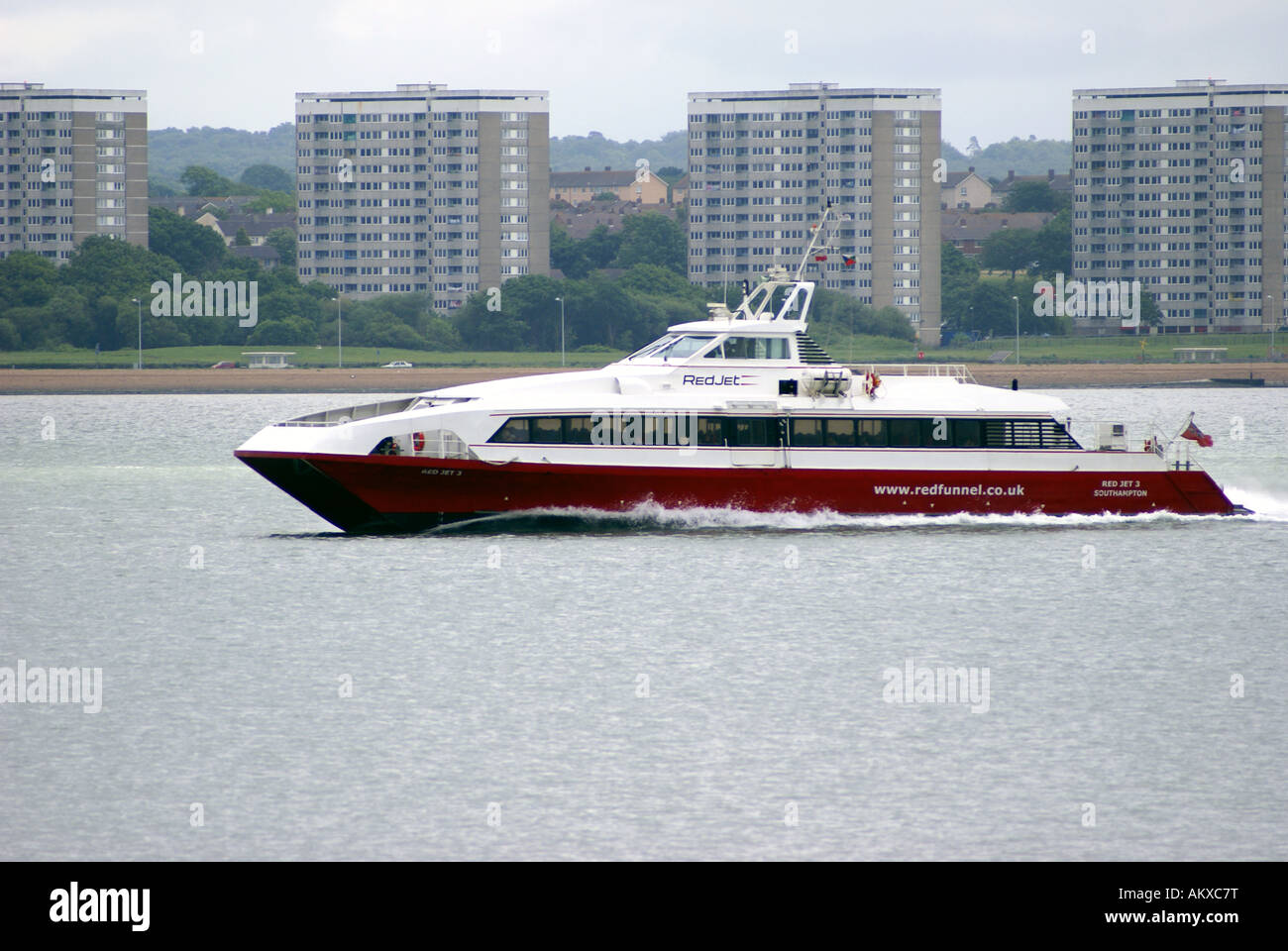 RED JET 3 SOLENT CLASS CATAMARAN. SOUTHAMPTON WATER Stock Photo - Alamy