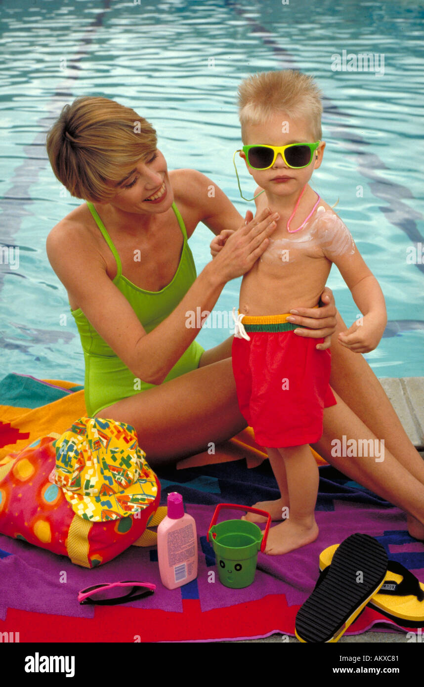 Applying sunscreen children hi-res stock photography and images - Alamy