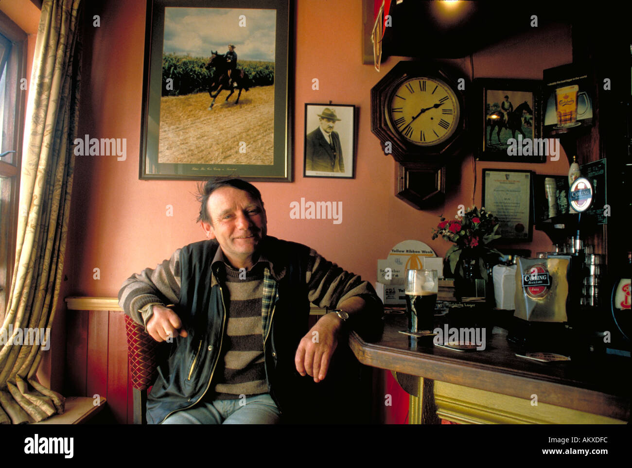 Man with pint of guinness hi-res stock photography and images - Alamy