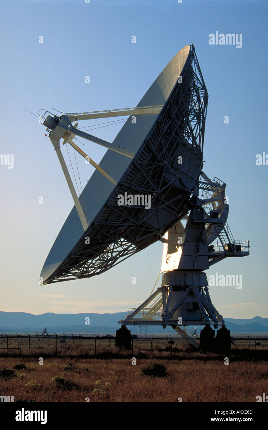 ONE SATELLITE DISH SIDE VIEW NEW MEXICO USA VERY LARGE ARRAY Stock ...
