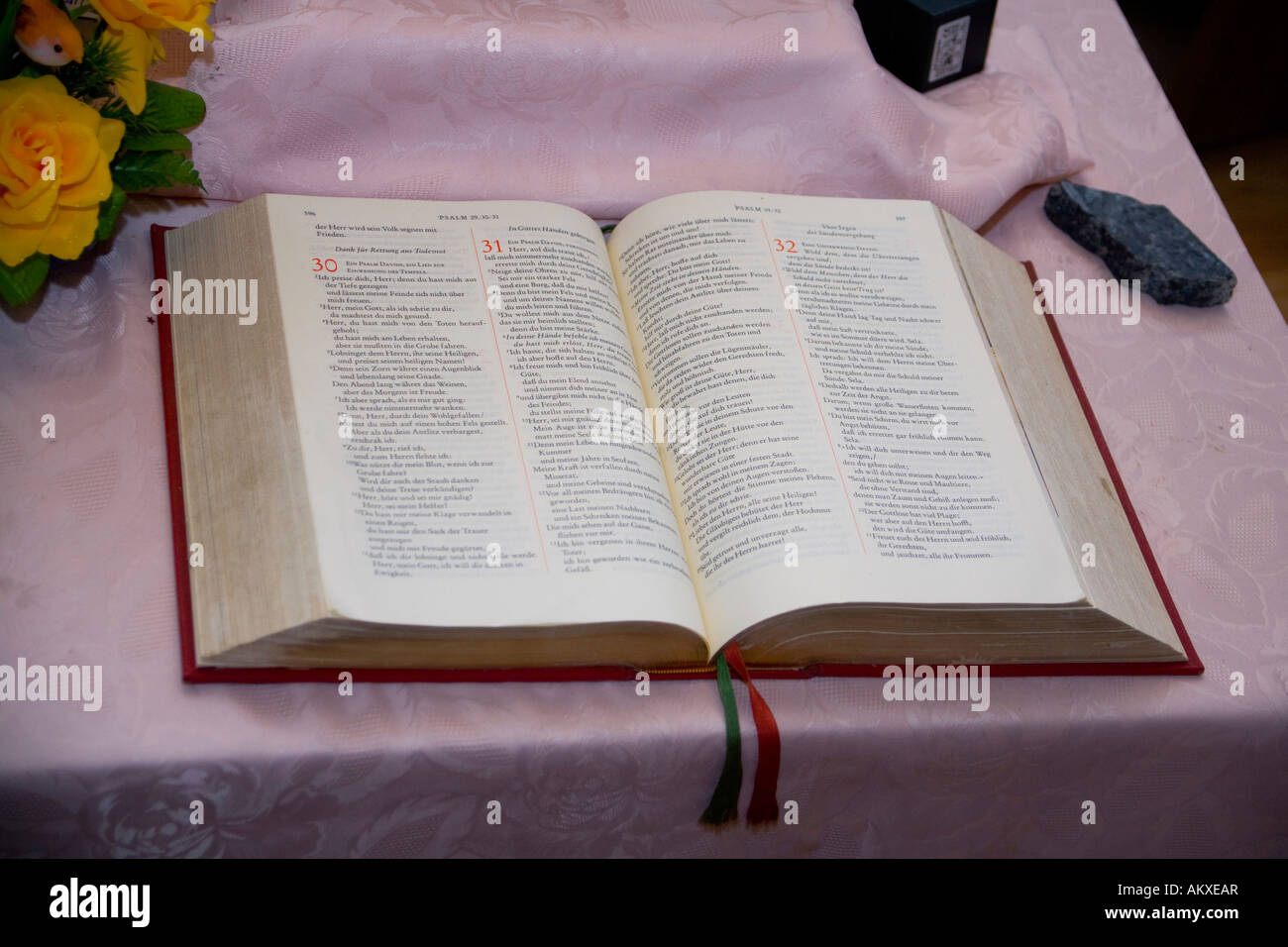Offene bibel hi-res stock photography and images - Alamy