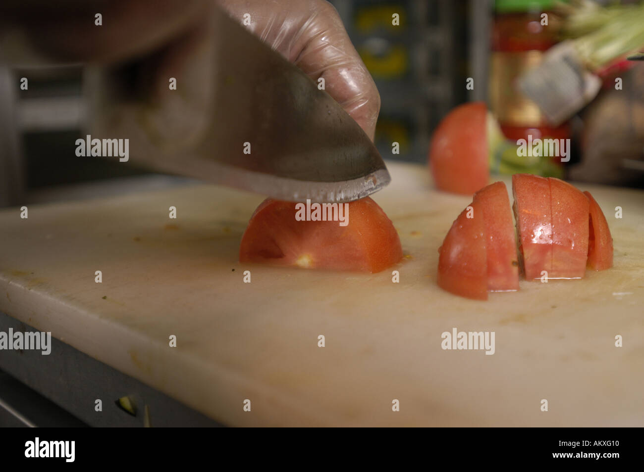 A chefs hands dicing up a tomato Stock Photo - Alamy