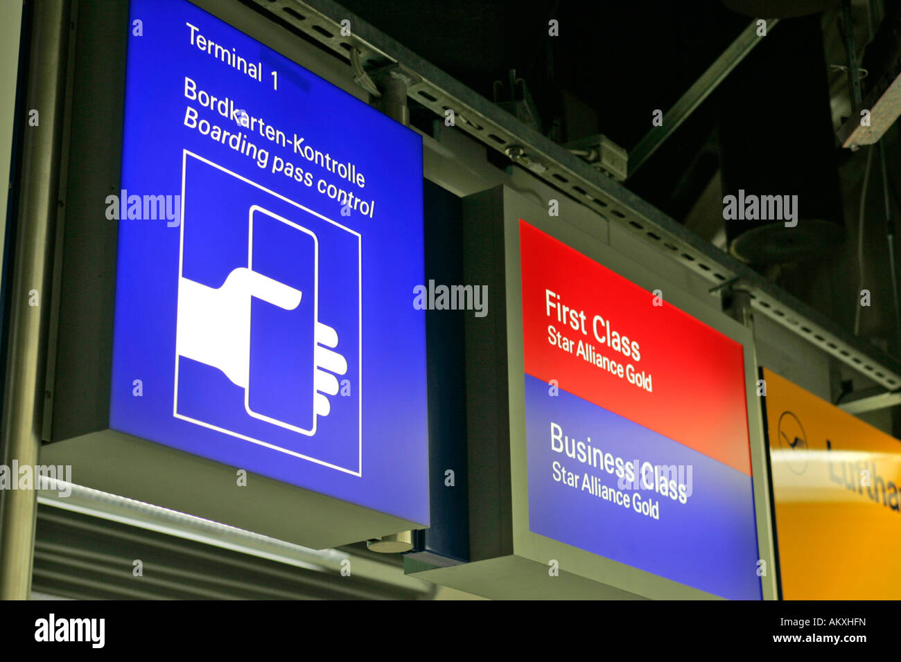 Kontrolle flughafen hi-res stock photography and images - Alamy