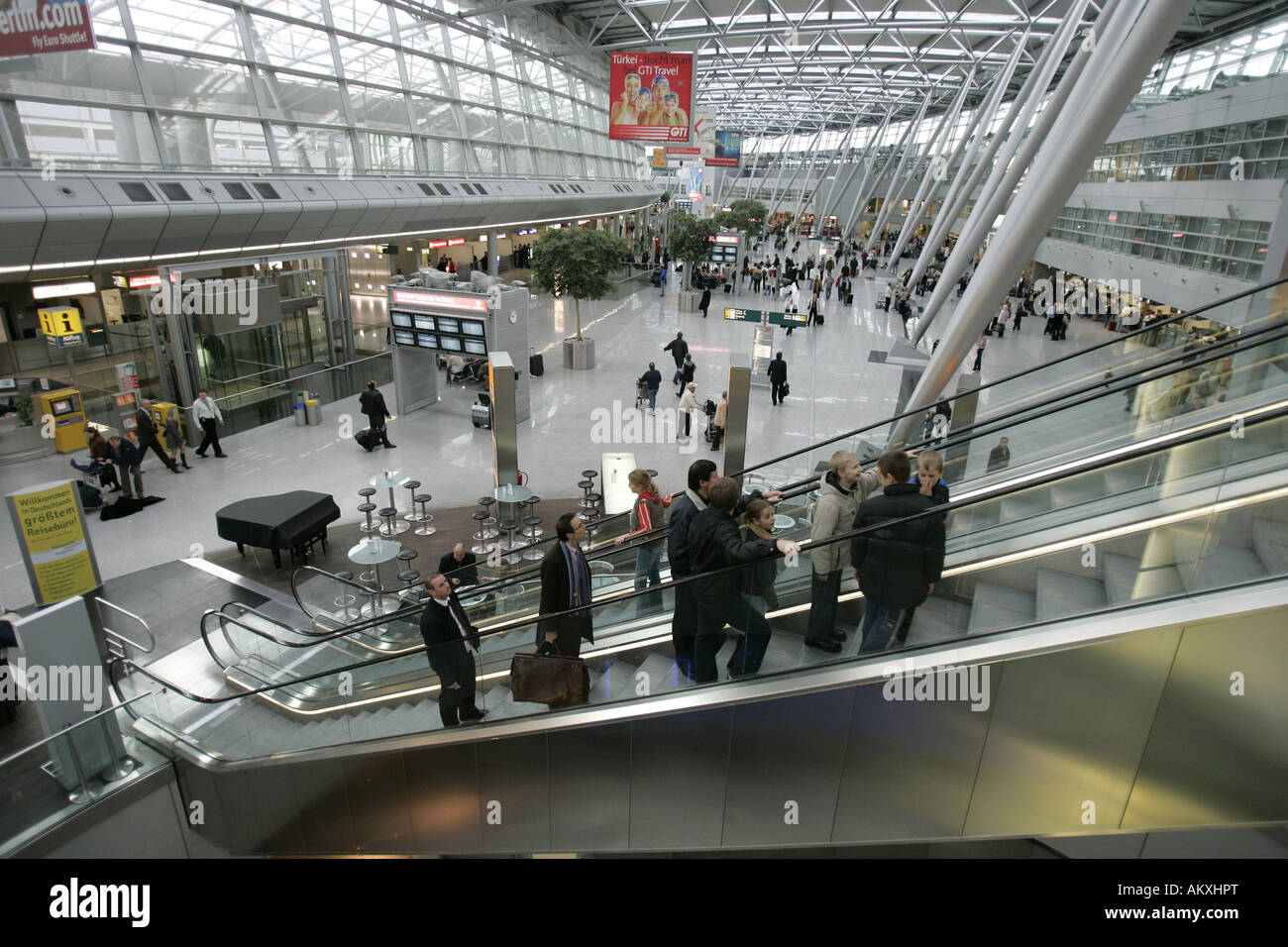 Einchecken High Resolution Stock Photography and Images - Alamy