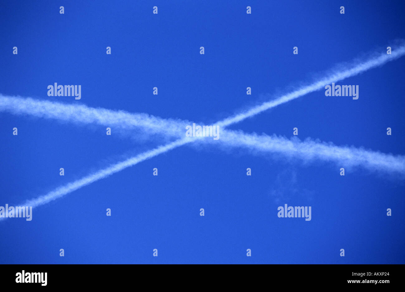 Jet aircraft contrail hi-res stock photography and images - Alamy