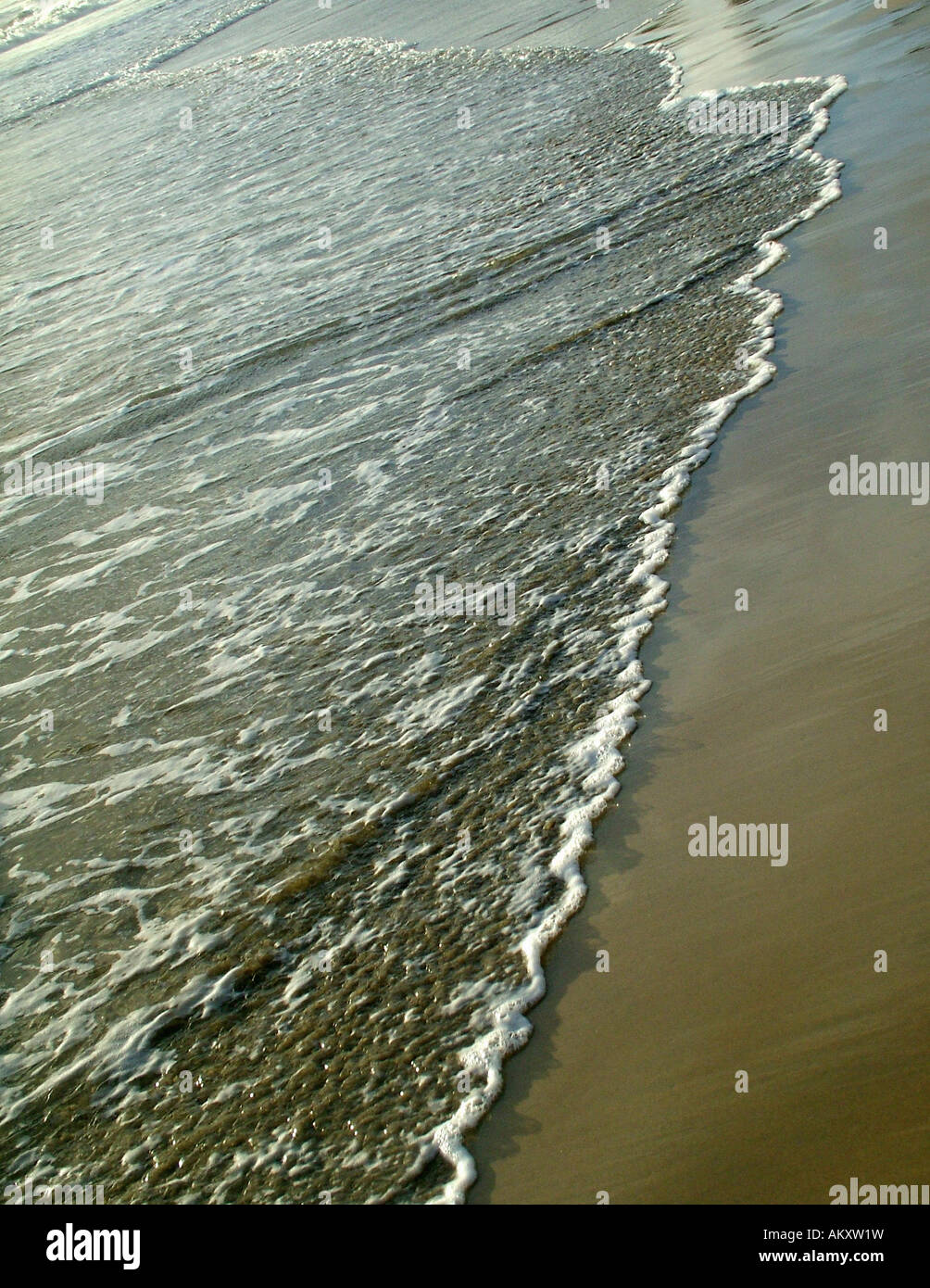 Ocean surf coming to shore Stock Photo - Alamy