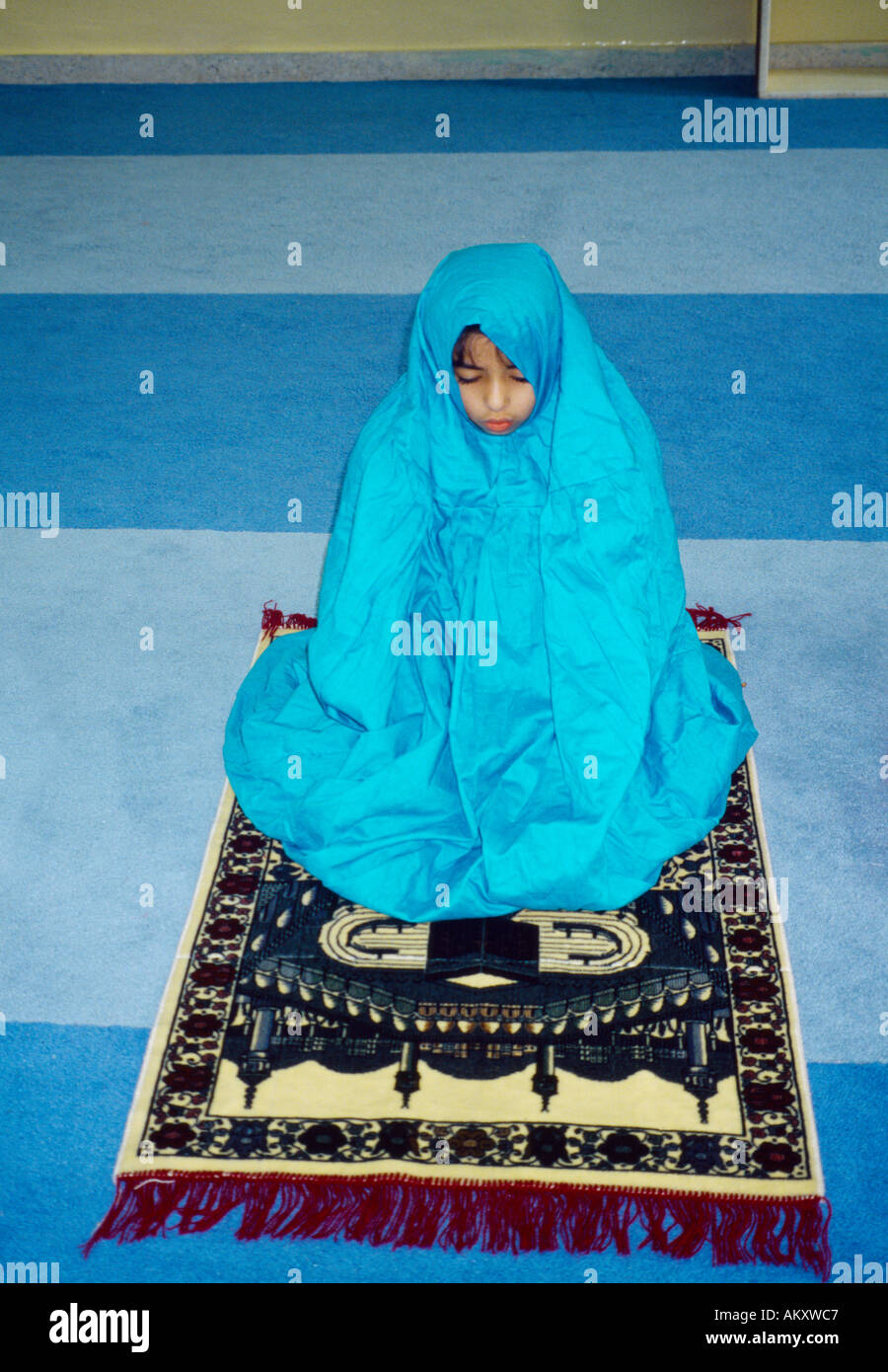 Kuwait Children Praying In School Mosque Stock Photo - Alamy