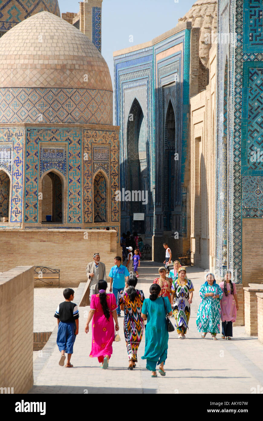 Uzbekistan family costume hi-res stock photography and images - Alamy