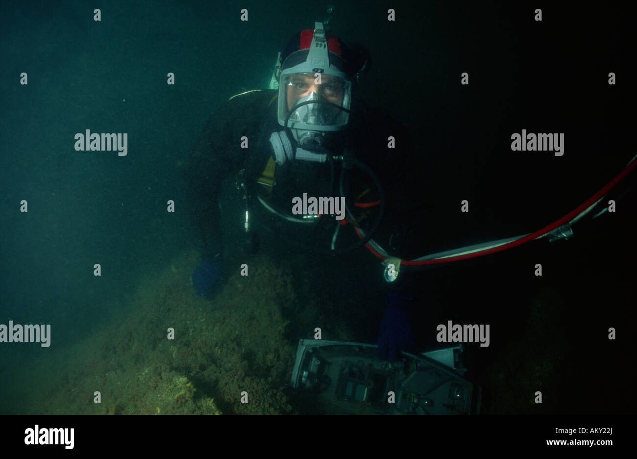 Professional diver at work underwater hi-res stock photography and ...