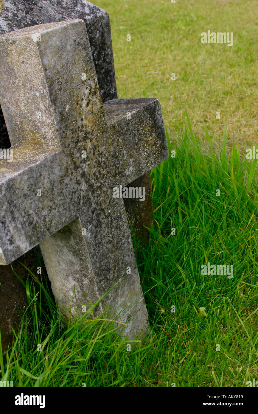 Cross in graveyard Stock Photo - Alamy