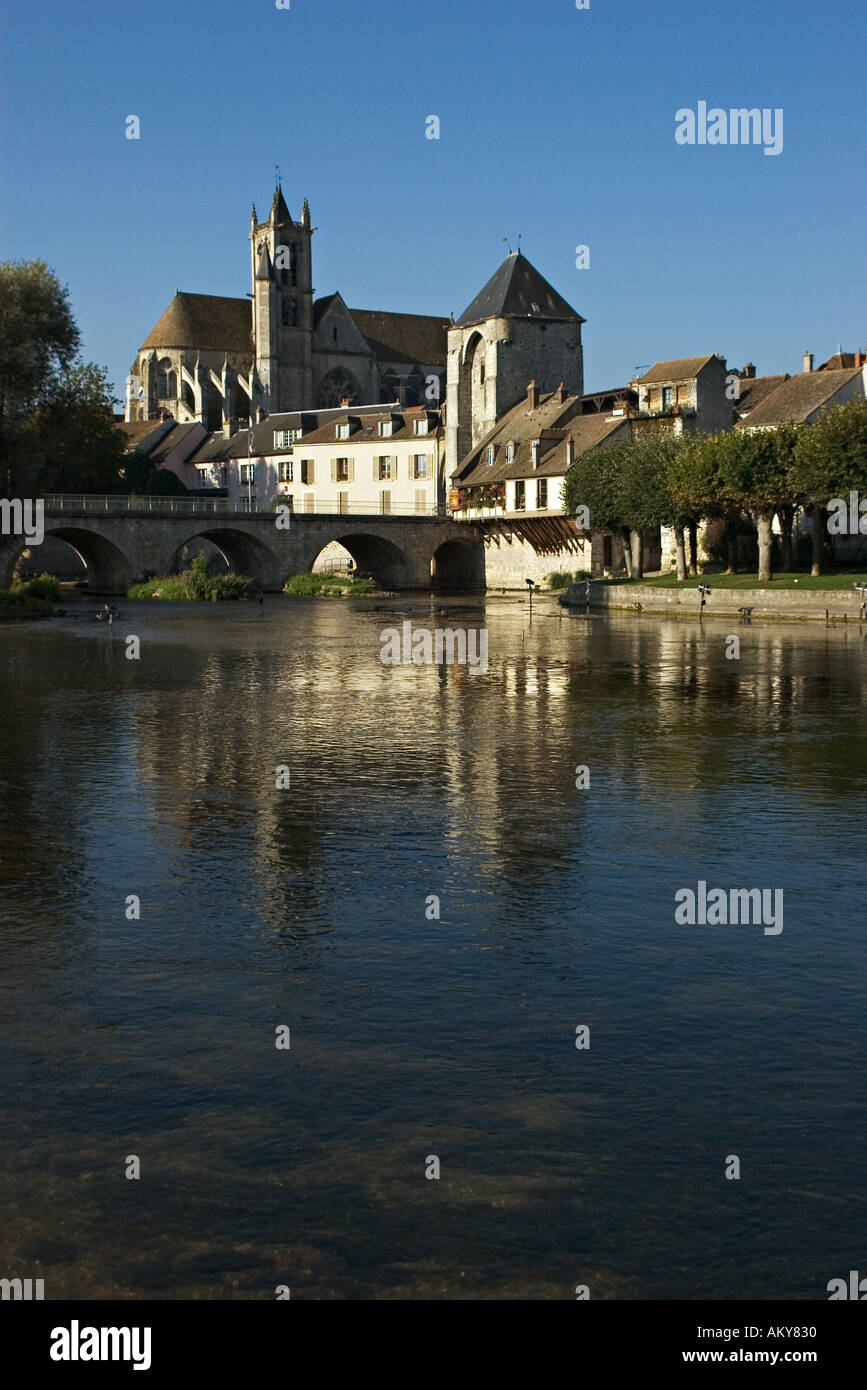 Moret sur Loing bridge and church reflected in the river Stock Photo ...