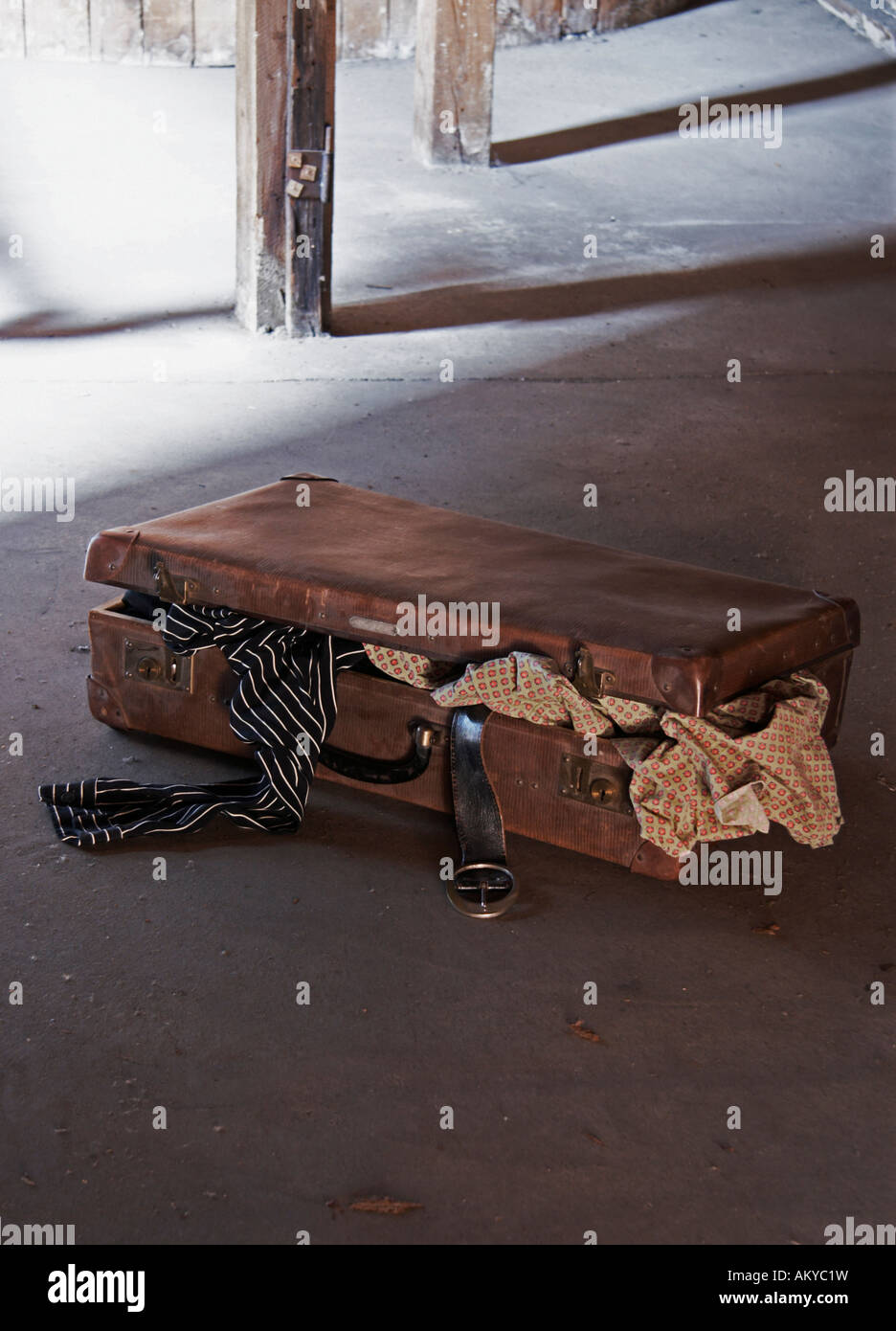 Old suitcase hi-res stock photography and images - Alamy