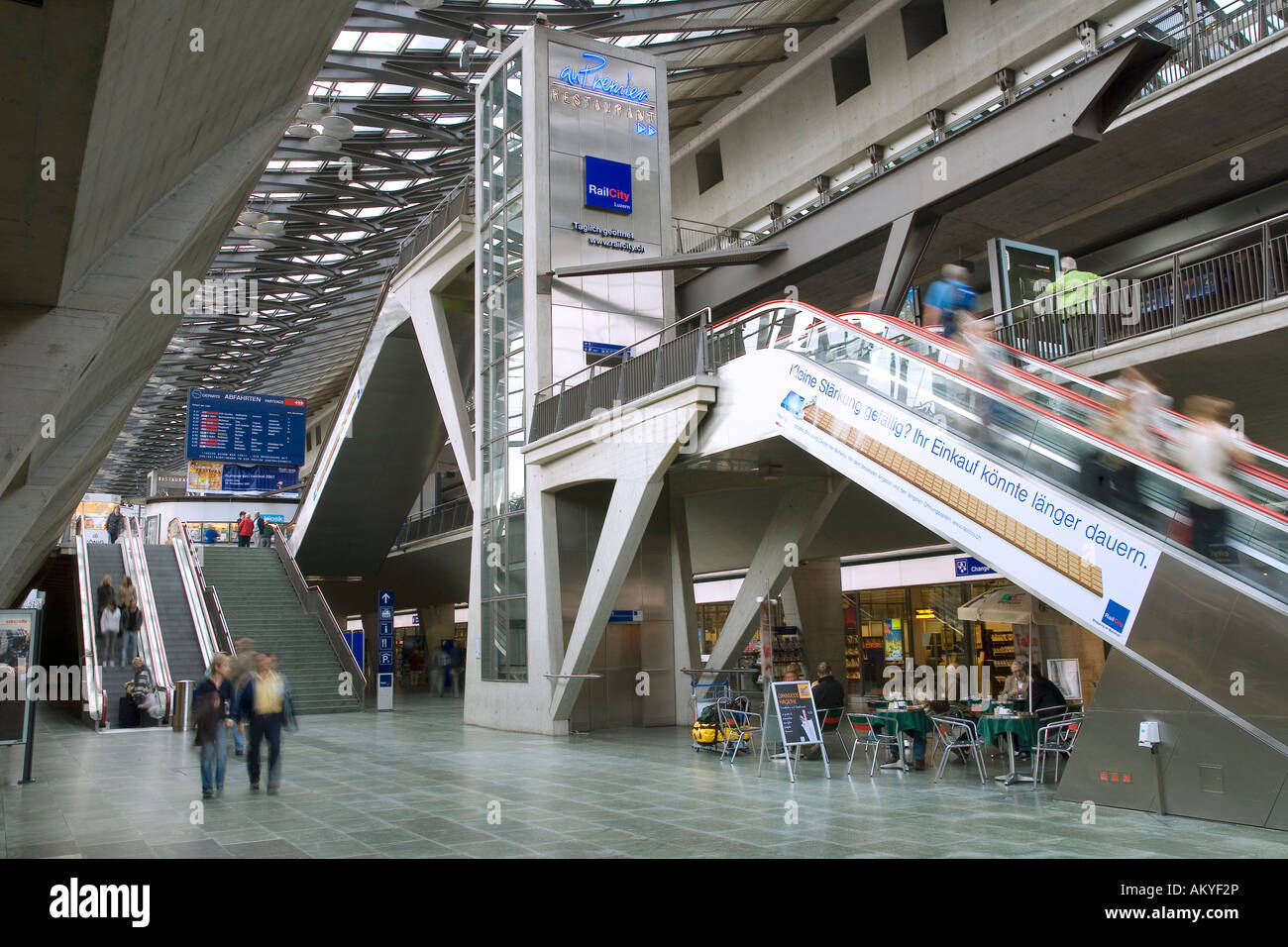 Luzern bahnhof hi-res stock photography and images - Alamy
