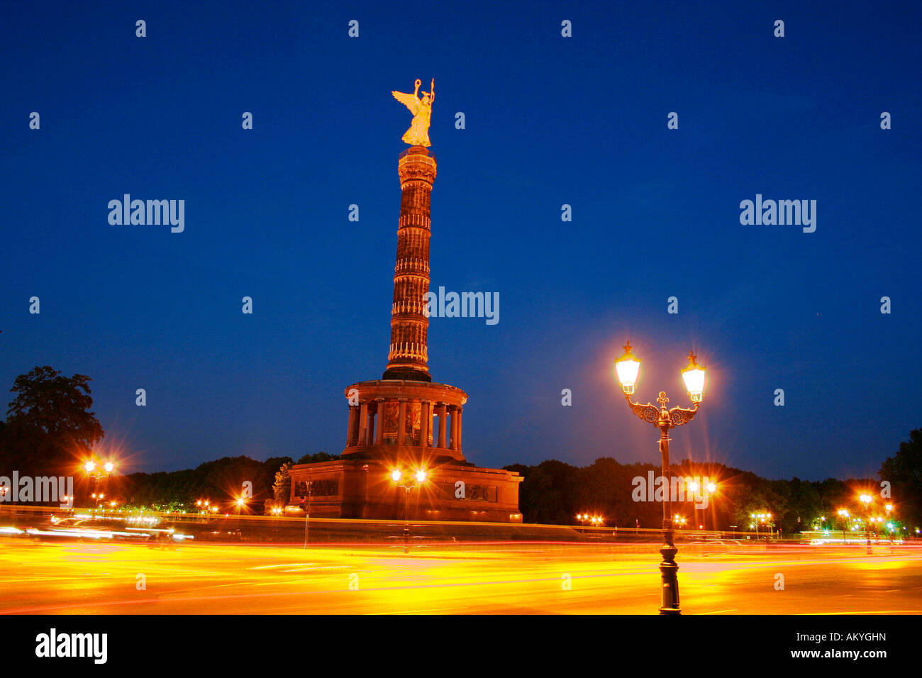 Road traffic around the Berlin Victory Column, Grosser Stern, Berlin ...