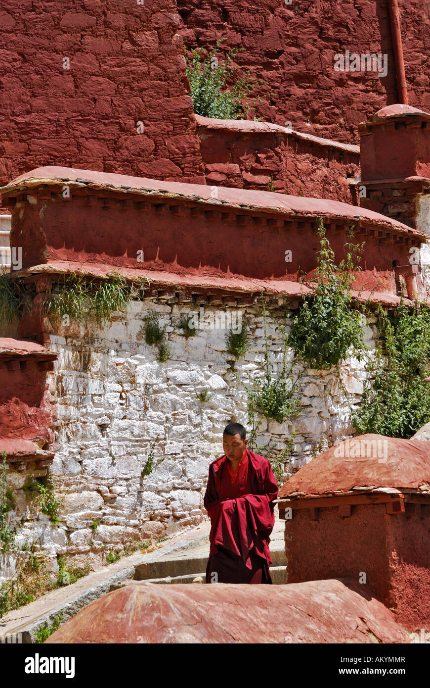 Ganden monk hi-res stock photography and images - Alamy