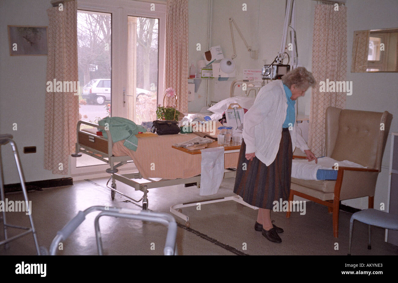 Hospital and uk and ward and elderly hi-res stock photography and ...