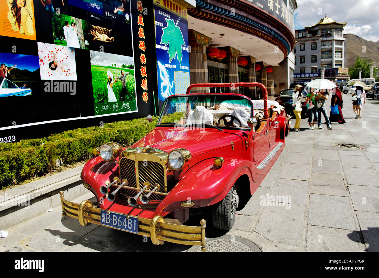 Tibetan wedding hi-res stock photography and images - Alamy