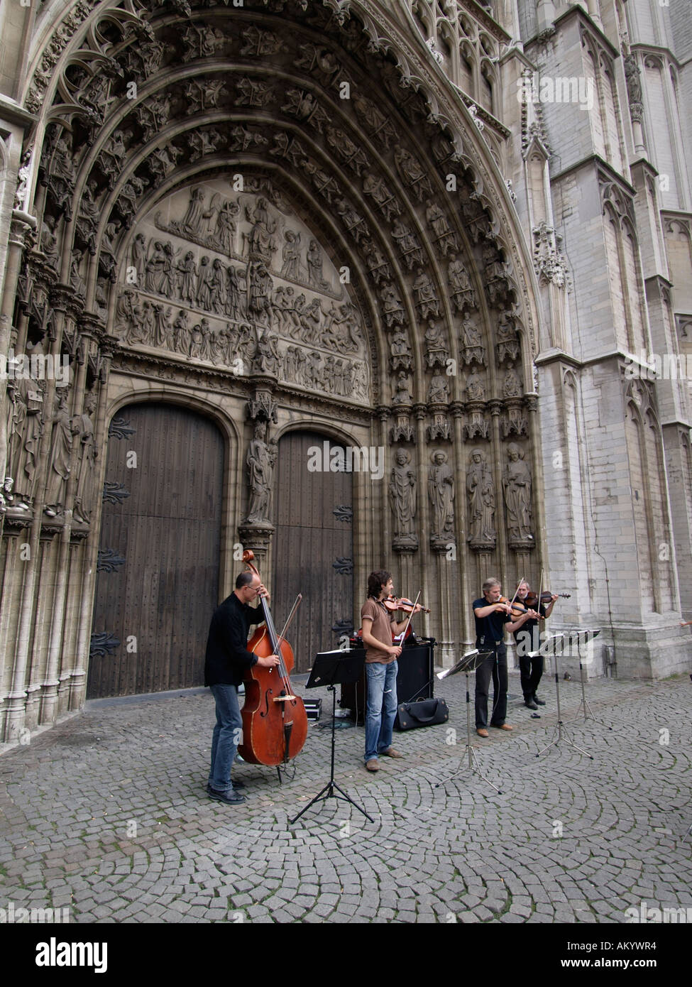 Playing instruments quartet hi-res stock photography and images - Alamy