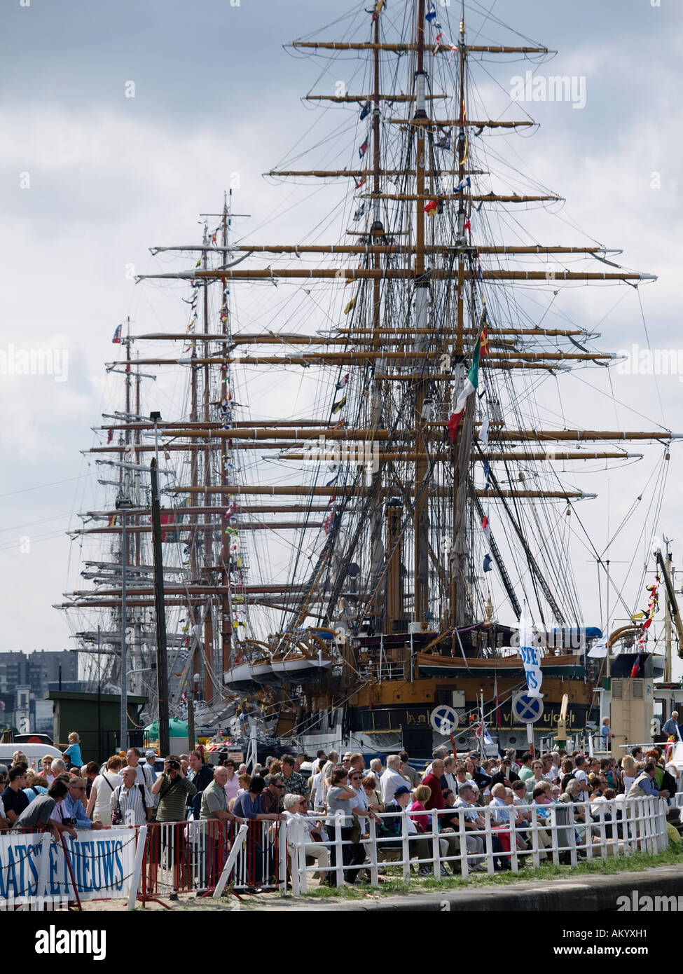 People watching tall ships hi-res stock photography and images - Alamy