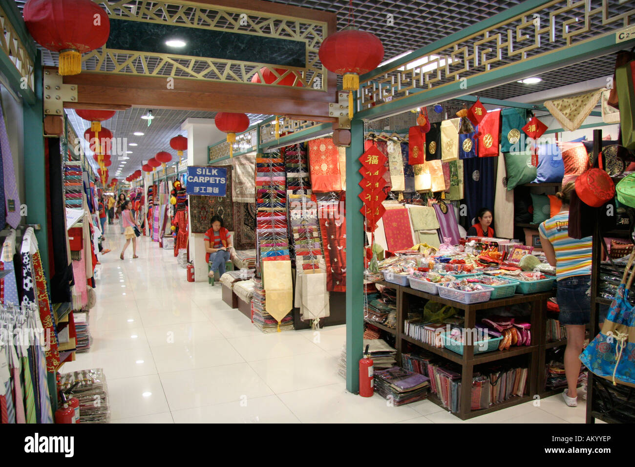 Beijing china silk street shopping hi-res stock photography and images ...