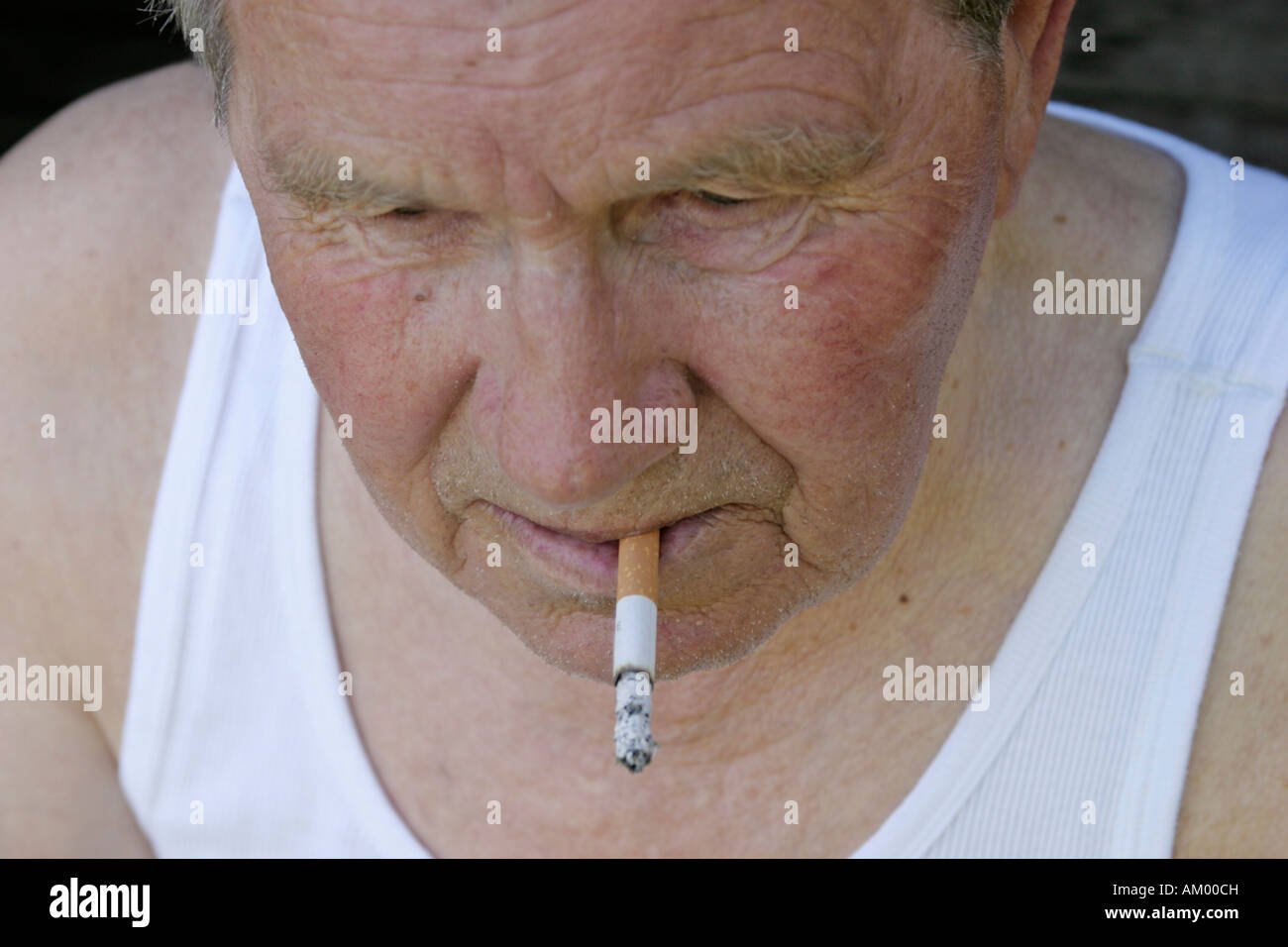 Smoking old man Stock Photo - Alamy