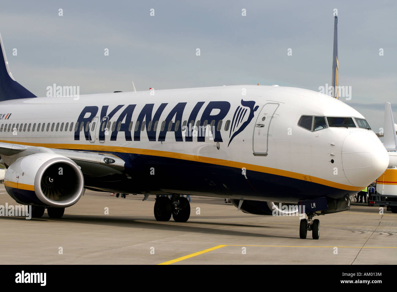 737 ryanair hi-res stock photography and images - Alamy
