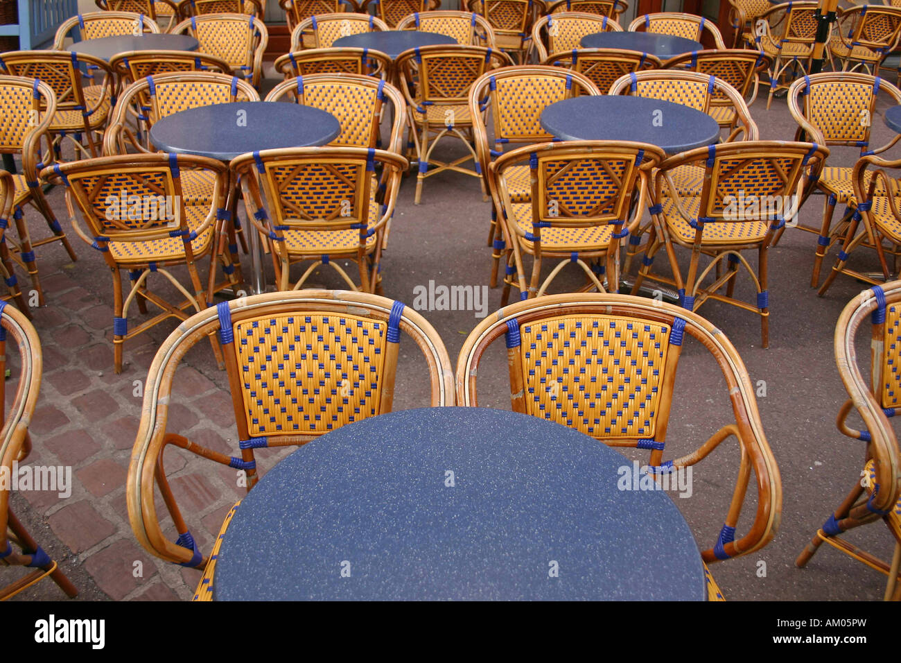 Cafe tische hi-res stock photography and images - Alamy