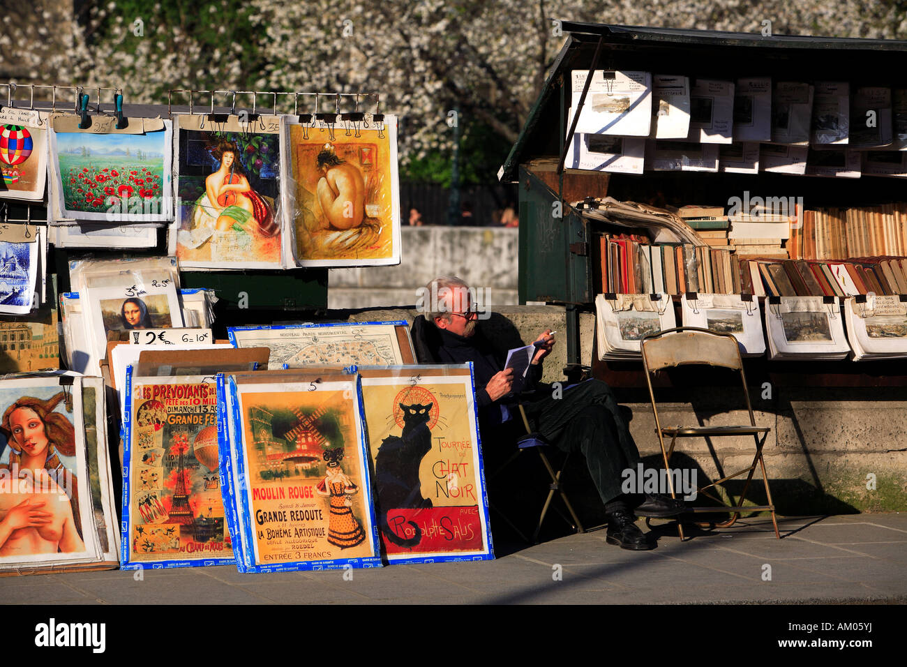 Paris book stalls hi-res stock photography and images - Alamy