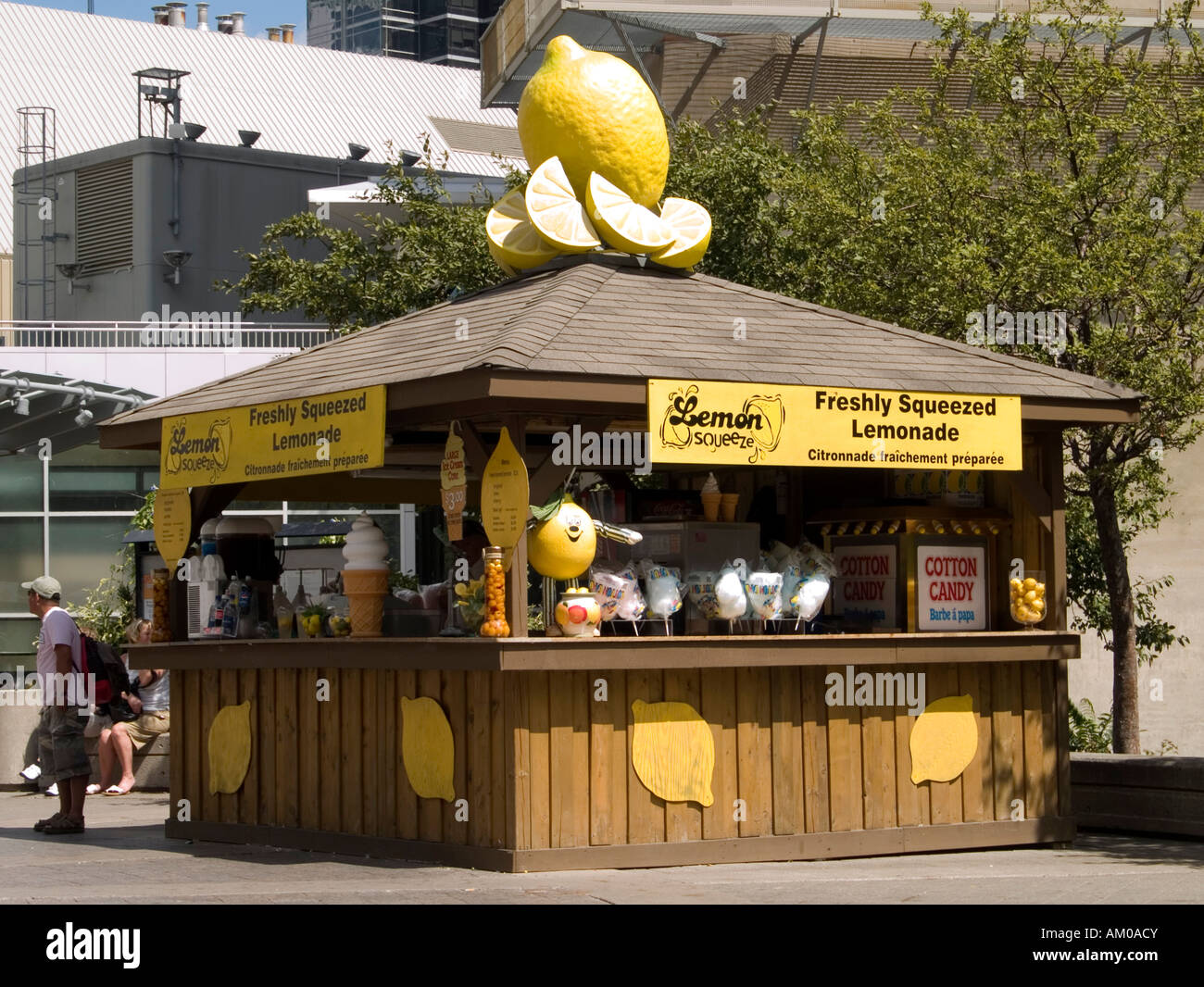A freshly squeezed lemonade stand selling refreshments in the city of ...