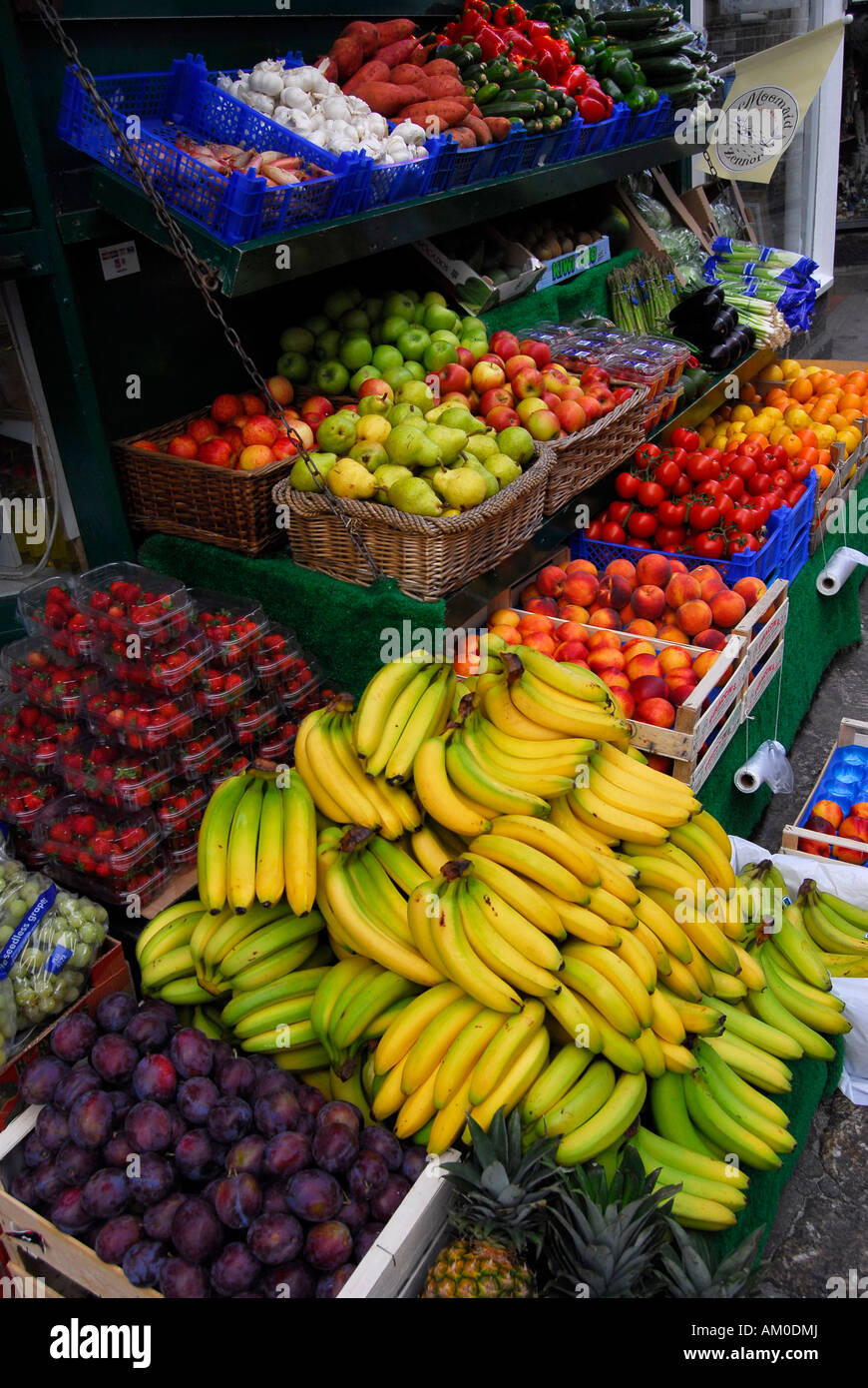 fruit and vegetable stall Stock Photo - Alamy