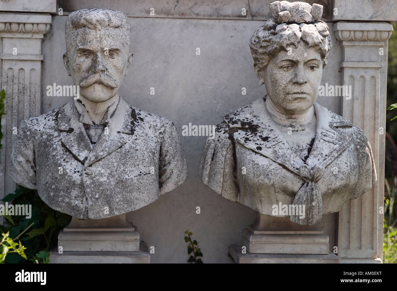 Family mausoleum sculptures hi-res stock photography and images - Alamy