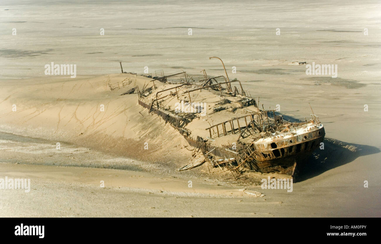 Ship wreck of the Eduard Bohlen at the beach of the Namib desert ...