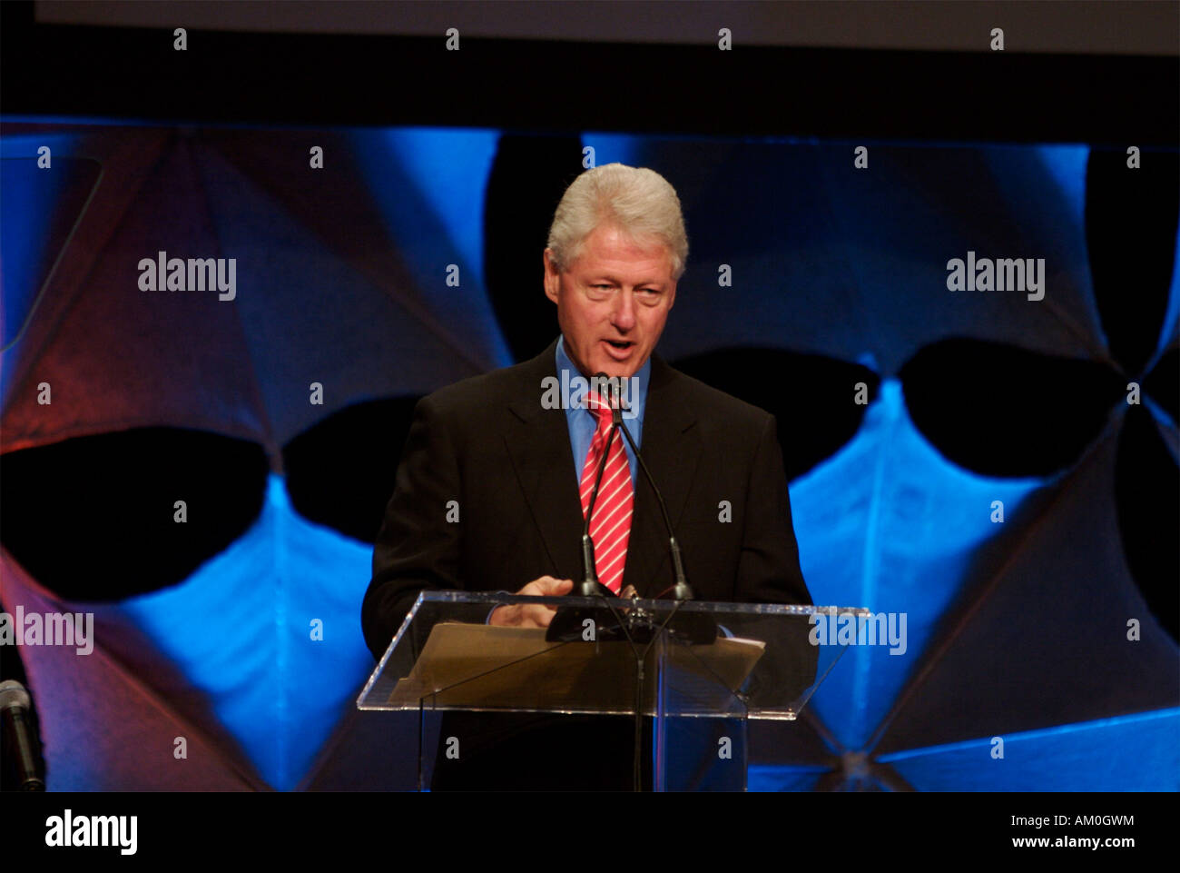 Former President Bill Clinton addresses the 2007 Greenbuild Conference ...